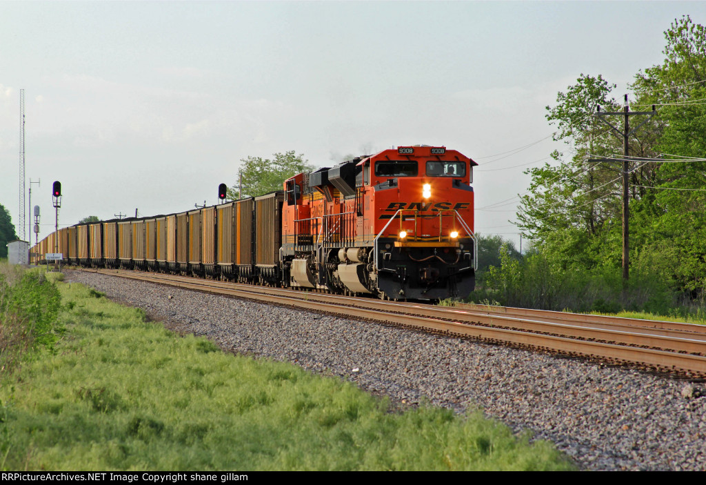 BNSF 9308 Slowly rolls into the siding at Elsberry Mo.